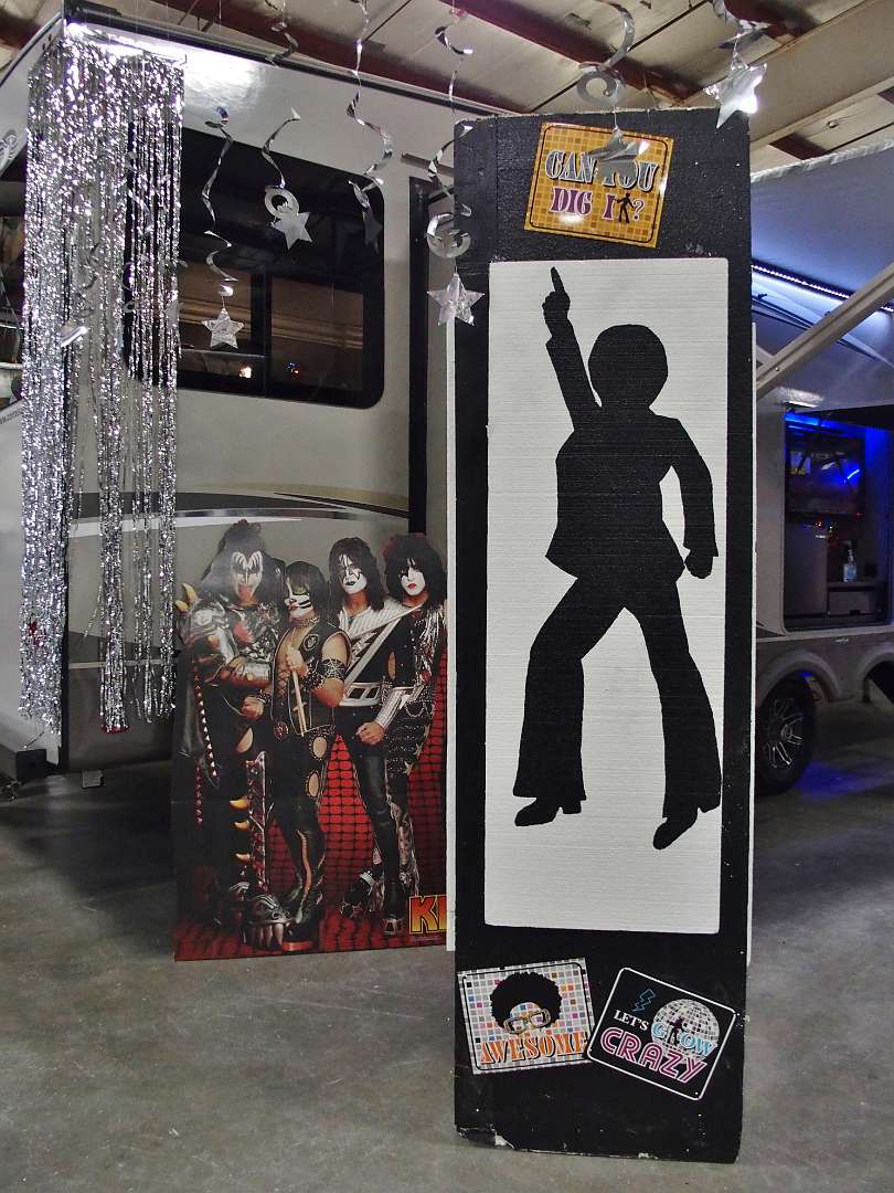 Show_2021_Groovin_In_The_70s