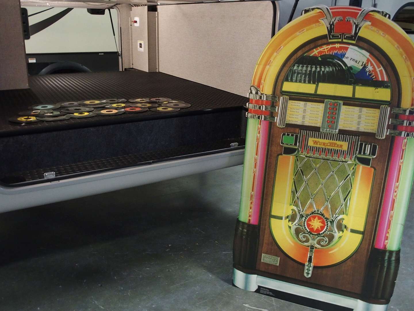 Show_2021_Groovin_In_The_70s